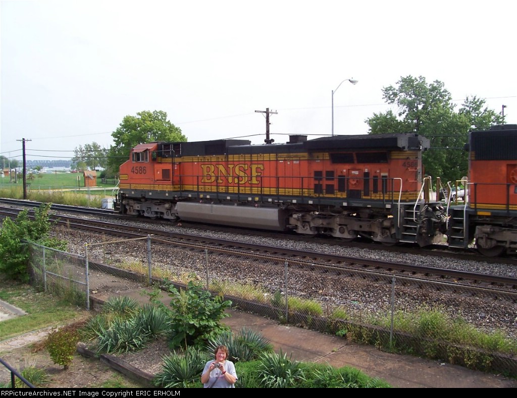 BNSF 4586